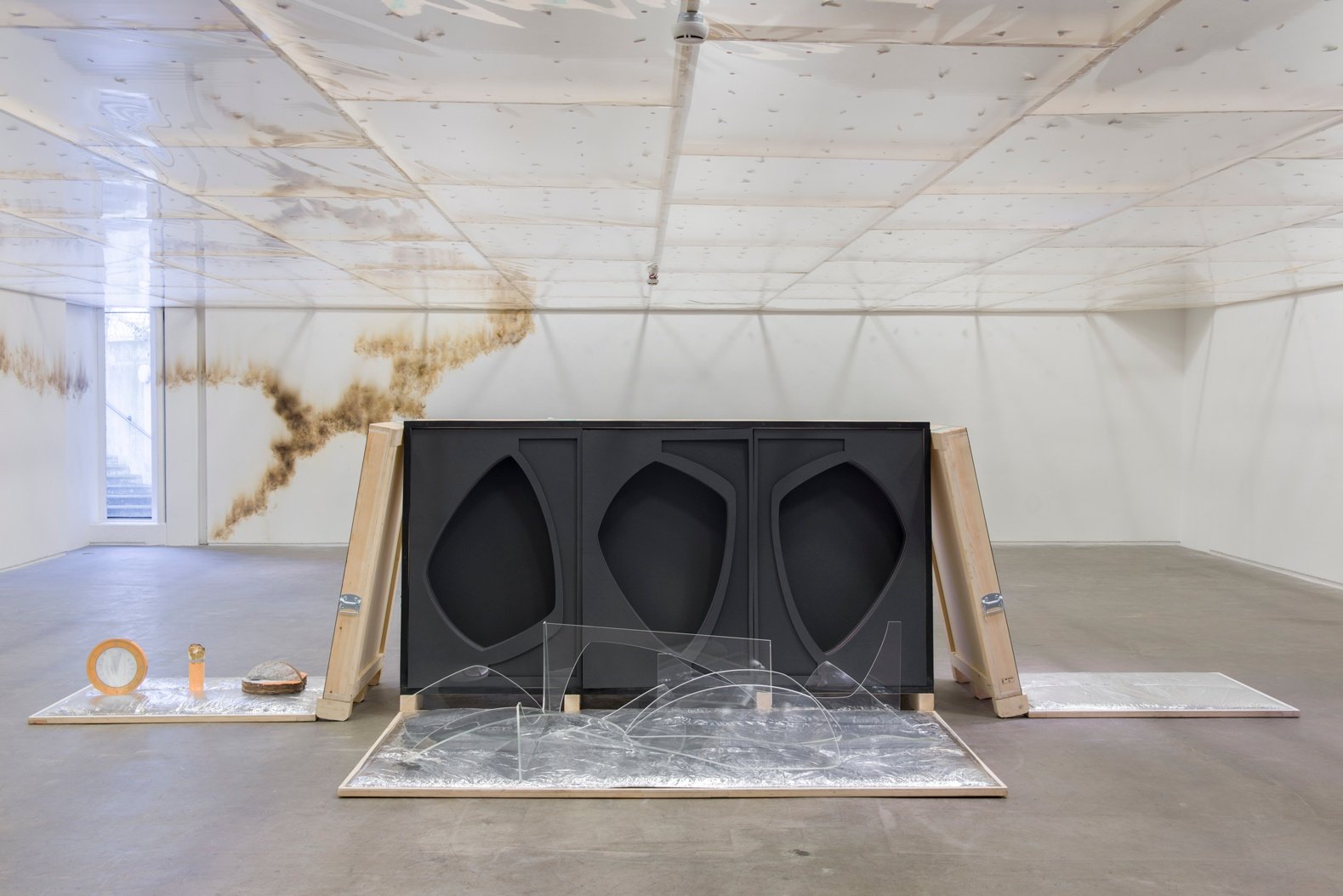 At the show with the artist: Gabriel Kuri on Lucio Fontana | CFA